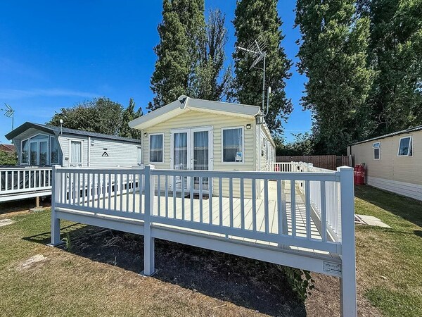 Gorgeous 6 Berth Caravan With Decking Area, Dovercourt Holiday Park Ref 44510a - Felixstowe