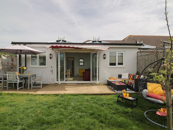 Paradise Villa, Pet Friendly, With A Garden In Highcliffe - Barton on Sea