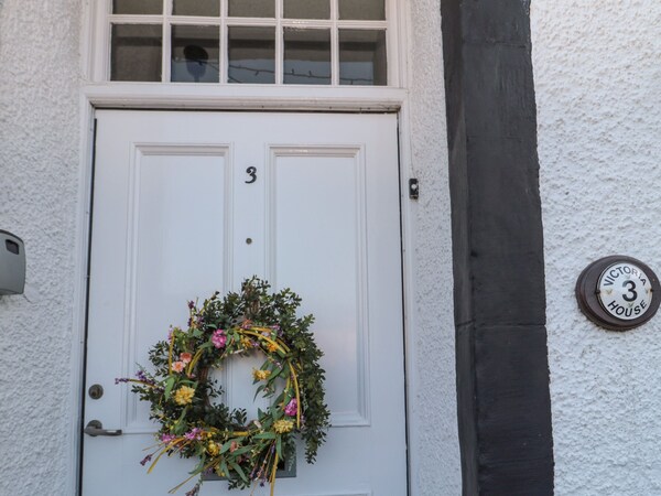 Victoria House, Pet Friendly, Character Holiday Cottage In Belford - Northumberland
