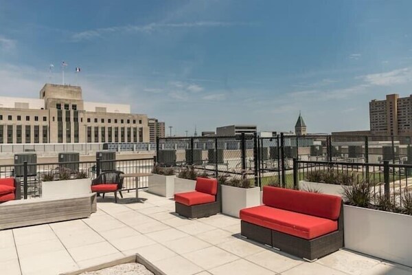 Stunning Downtown Studio With Rooftop Patio - Carlisle, IA