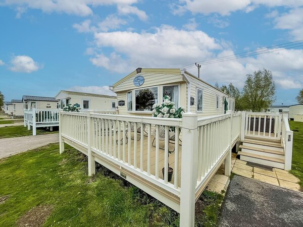 Great Caravan With Large Decking Area And Private Hot Tub, Ref 95016sw - Woodhall Spa