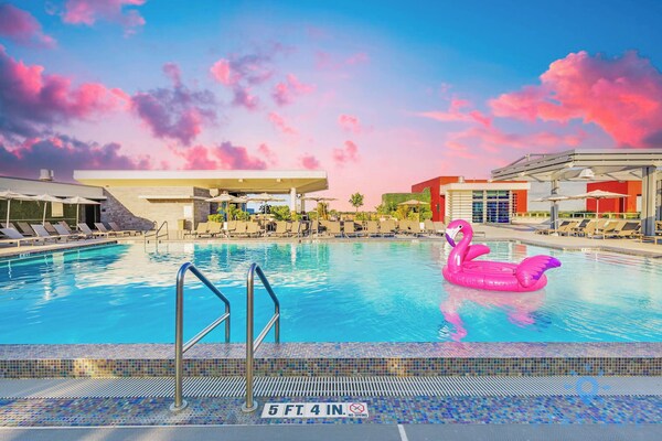 Luxurious Condo & Rooftop Pool - Davie, FL