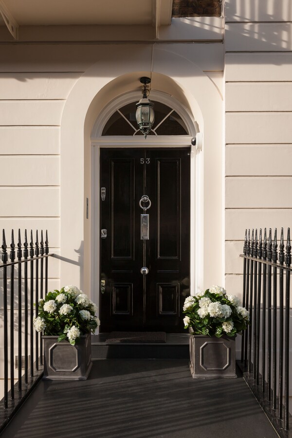 Wonderful 5 Bedroom Home In Lower Belgrave Street - Marylebone