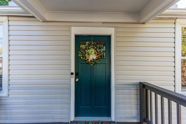 This Beautifully Decorated And Well Appointed 2 Bed 1 Bath Home Centrally Located In Augusta - Augusta, GA