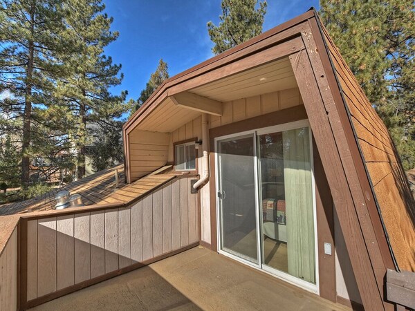 Gambrel-style, Quiet Neighborhood, Hot Tub, Fireplace - Big Bear, CA