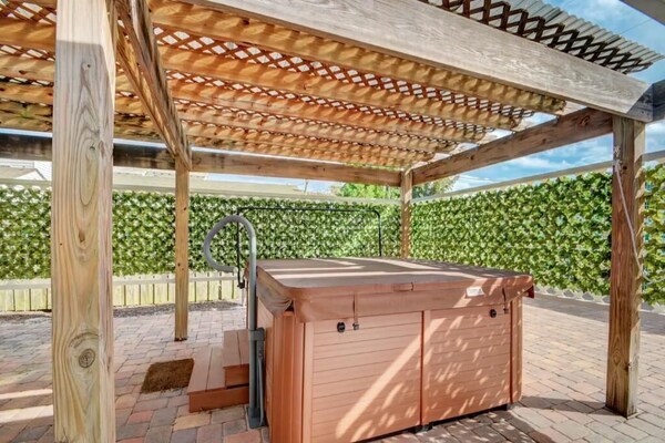 Cozy Retreat W/ Hot Tub & Workspace Near Beaches - Palm Beach, FL