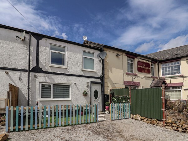 2 Stoneleigh Cottage, Pet Friendly, With A Garden In Gwersyllt - National Trust - Erddig