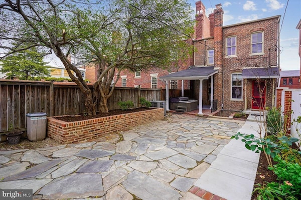 Luxury Historic 1880's Victorian Home W/ Hot Tub! - Arlington, VA
