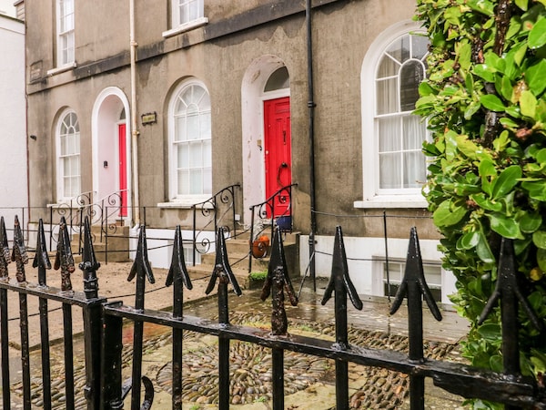 Flat 1, Belmont, Pet Friendly, Character Holiday Cottage In Tenby - Tenby