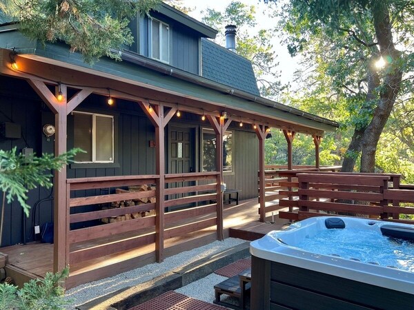 Stylish Pine Peak Retreat | Ev Charger | Hot Tub - California