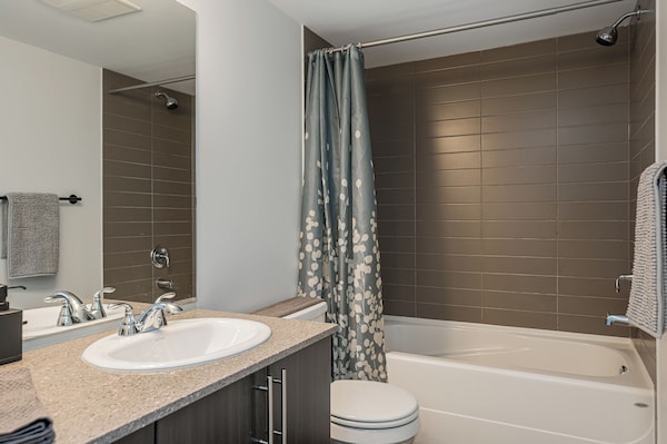 Cozy 2 Bedroom Condo - Walking Distance To Down Town Abby.\ndog Friendly! - Abbotsford