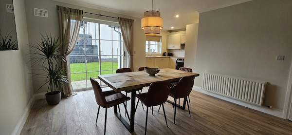 Bunratty Town House No 2 - Sleeps 8 Guests In 4 Bedrooms - Shannon
