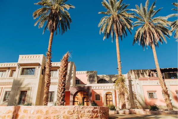 Est Un Havre Sur Terre Au Coeur Des Oasis Autour De Milles Palmier... - Tozeur