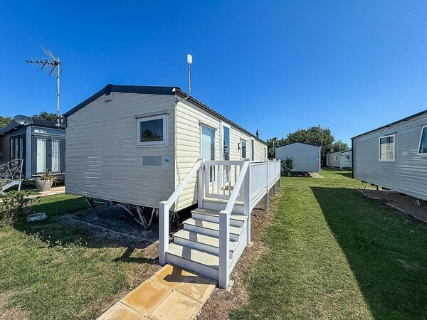 Great Caravan With Wifi And Decking At Dovercourt Holiday Park Ref 44806c - Walton-on-the-Naze