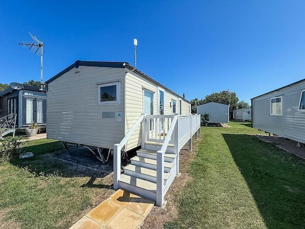 Great Caravan With Wifi And Decking At Dovercourt Holiday Park Ref 44806c - Suffolk