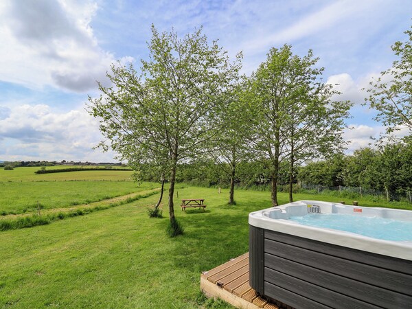 Holmside, With Hot Tub In Market Drayton - Staffordshire