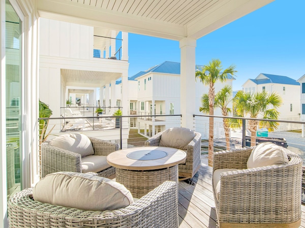 Smiles By The Sea | Upscale Home, Zero-entry Community Pool + Boat Slip For Fee - Florida