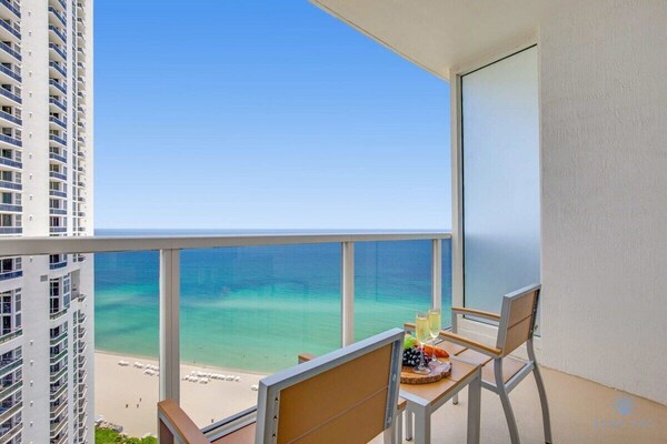 Sunny Isles Bliss: Beachfront Retreat For 4 - Sunny Isles Beach