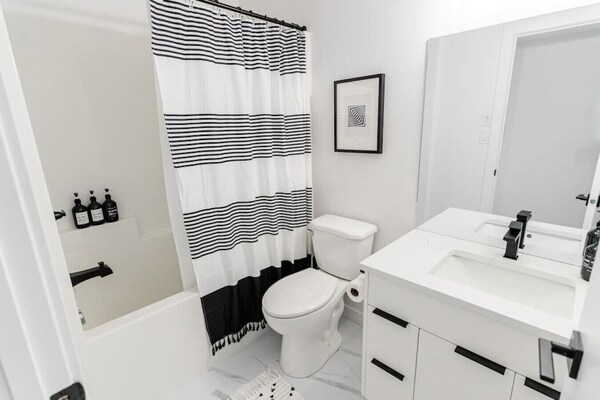 *Friendly South | Free Parking | 15 Min Downtown* - Winnipeg