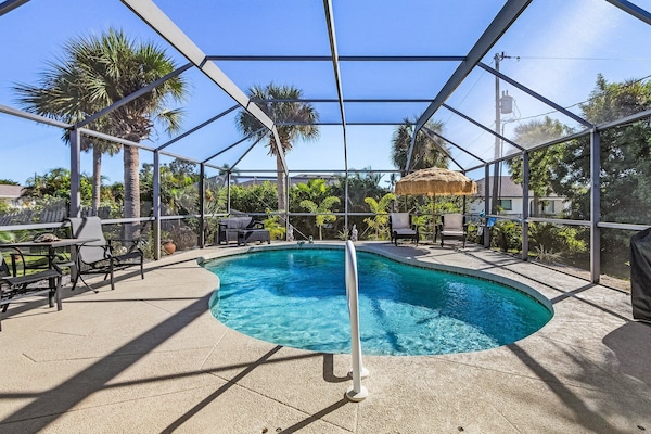 Tropical Poolside Paradise: Sleeps 6, Pet-friendly, Saltwater Heated Pool - North Port, FL