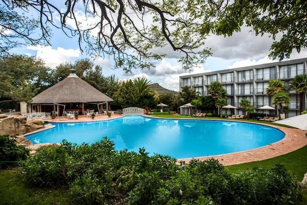 Unwind And Relax In Maseru! Garden View, Outdoor Swimming Pool, Free Parking! - Maseru