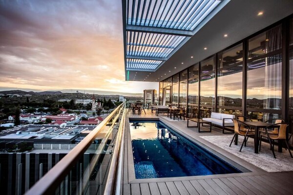 Soak Up The Sun By The Rooftop Pool! Onsite Spa, Parking, Short Walk To Zoo Park - Windhoek