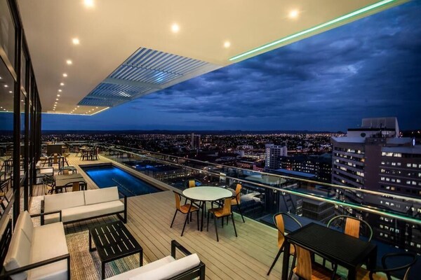Explore Stunning Views In Namibia: Rooftop Pool, Free Parking! Near To Zoo Park! - Windhoek