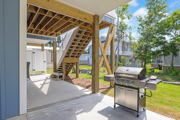 Luxurious 4-bedroom Dog-friendly Retreat In Oak Island W/ 6 Seater Golf Cart & 7 Person Hot Tub - Oak Island, NC