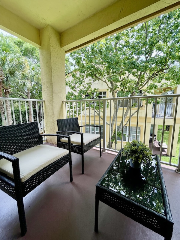 350 C - Warm & Spacious Corner Apt - Top Floor - Washer & Dryer - Boca Raton, FL