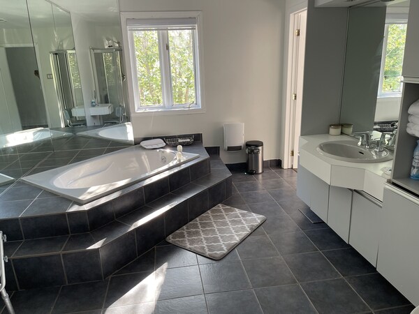 Beautiful, Large 4-bedroom, 2-bathroom Home In Laval. - Mirabel
