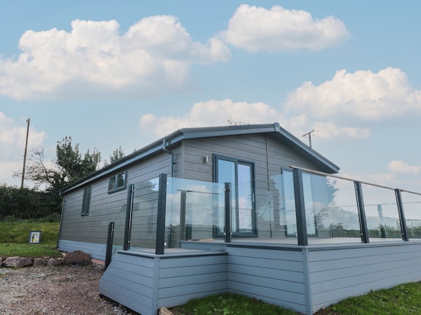 Honeysuckle Lodge, Pet Friendly, With A Garden In Dartmouth - Dartmouth