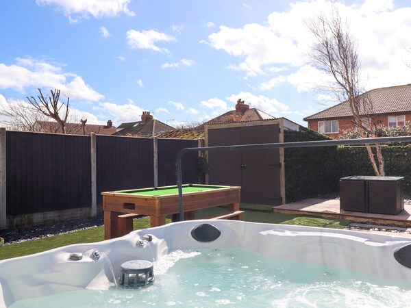 19 Slinger Road, Pet Friendly, With Hot Tub In Thornton-cleveleys - Blackpool