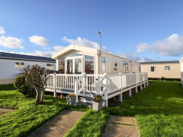 Snape Lodge, Pet Friendly, With Pool In Towyn - Towyn