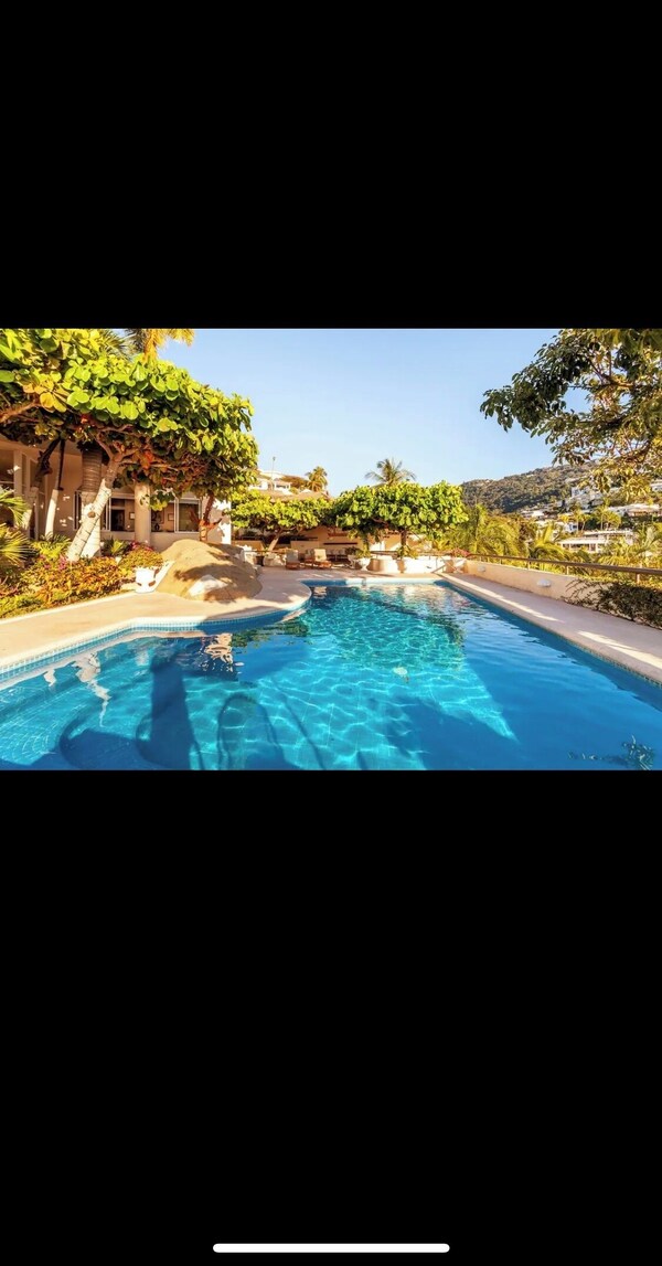 Spacious 5-bedroom Villa In Fabulous Acapulco De Juárez With Wifi, Ac - Acapulco