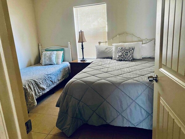 The Red Table Near Hospital District/tjc Smart Tvs In All Bedrooms. All Welcome - Tyler, TX