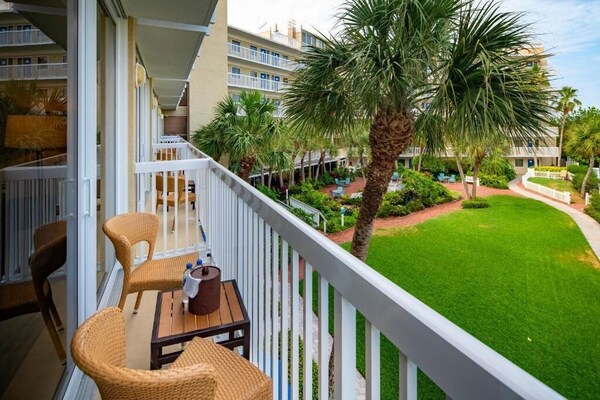 Experience Rumfish Beach: 4 Balcony Rooms Near Boca Ciega Bay & Dali Museum - St. Pete Beach, FL