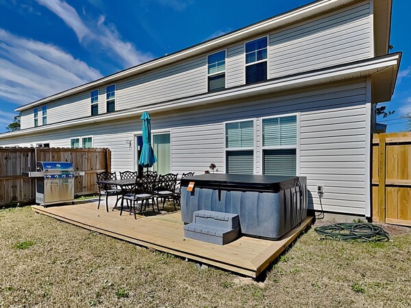 Beach Bliss | Fenced In Yard + Dogs Allowed + Hot Tub - ZooWorld Zoological Park