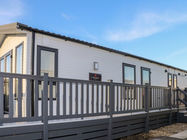 Chichester Lakeside Holiday Park, Pet Friendly In Chichester - Hampshire