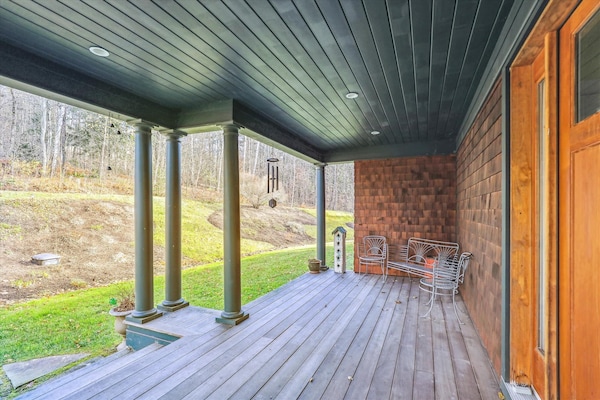 Cody's Clubhouse: 3 Br, Wood Fireplace, Firepit & Deck - Montpelier, VT