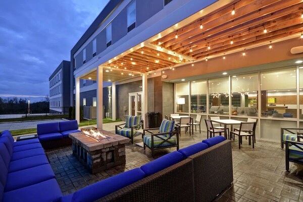Modern Comforts: 3 Units W/ Kitchenette, Breakfast, Parking, Pets Allowed! - Grand Rapids, MI