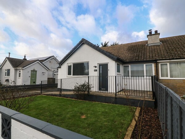Ty Nain, Pet Friendly, With Open Fire In Llanfairpwllgwyngyll - Anglesey