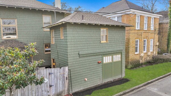 Newly Refurbished Two Story Carriage House In Vibrant Thomas Square District - Savannah, GA