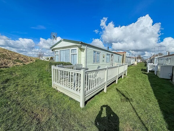 Superb Caravan With Decking And Free Wifi At Naze Marine Park Ref 17236c - Frinton-on-Sea