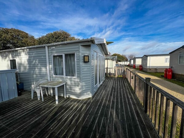 Beautiful Caravan With Decking At Azure Seas Ref 32060az - Pleasurewood Hills Family Theme Park