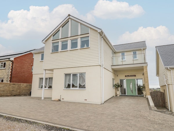 Sea Breeze, Pet Friendly, Country Holiday Cottage In Totland - Barton on Sea