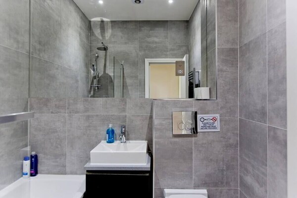 Large 2bed Kensington - London