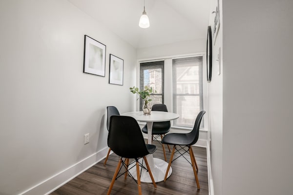 Columbus Getaway! Stylish Apartment! - Columbus, OH