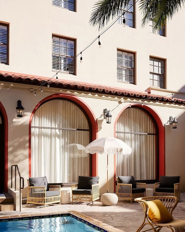 2 Classic Units, Pool, Pets Are Allowed, Close To Pasadena Convention Center! - Pasadena, CA