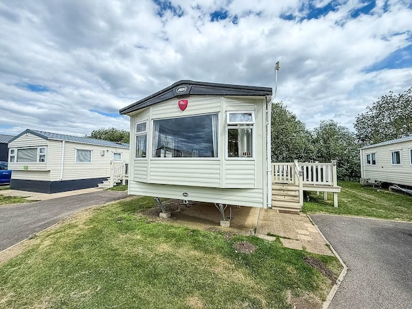 Stunning Caravan With Large Decking Area And It's Very Own Hot Tub, Ref 95025sw - Woodhall Spa