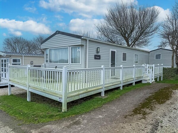 Beautiful Caravan With Decking At Trevella Holiday Park, Newquay, Ref 98082hs - Newquay